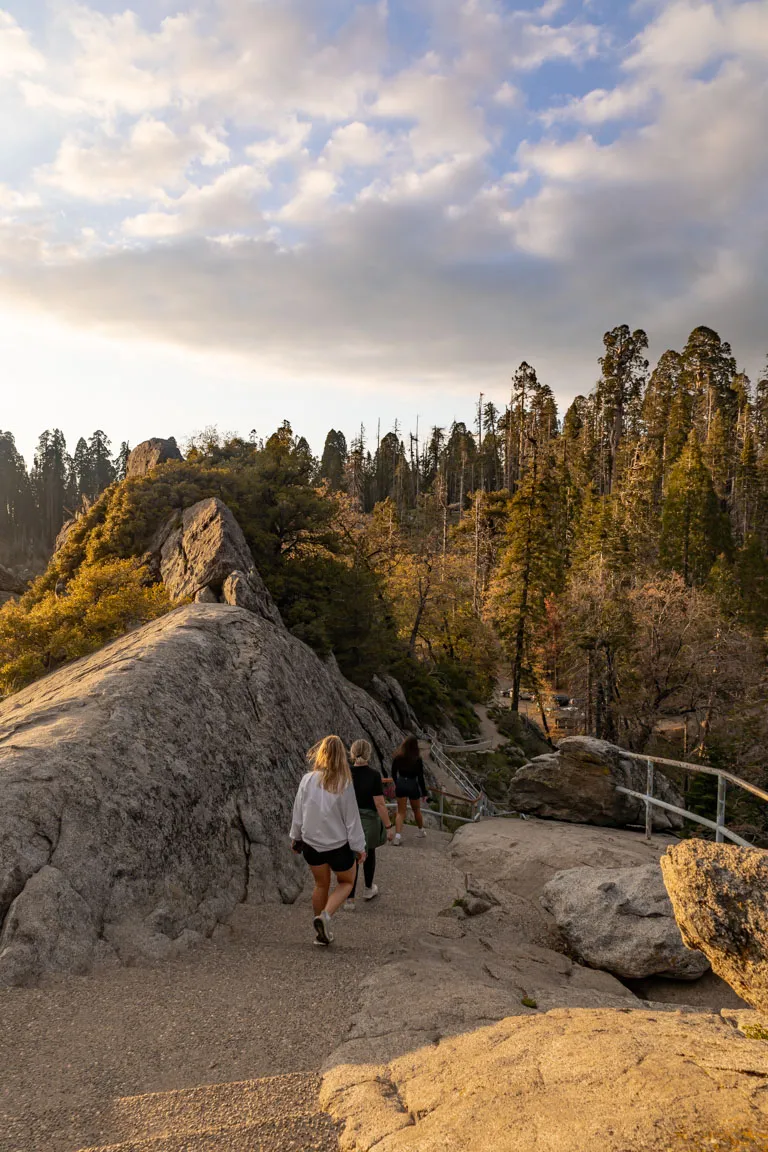 MORO ROCK WALK: TIPS FOR STUNNING VIEWS IN SEQUOIA NATIONAL PARK [2024 ...